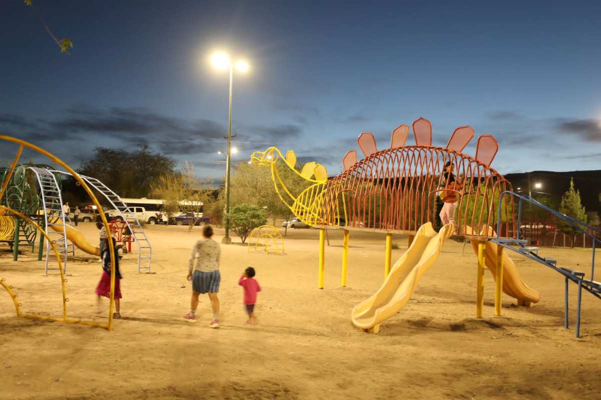 Enciende alcalde más de 250 lámparas en zona de Anapra. - Asiescomo.com.mx