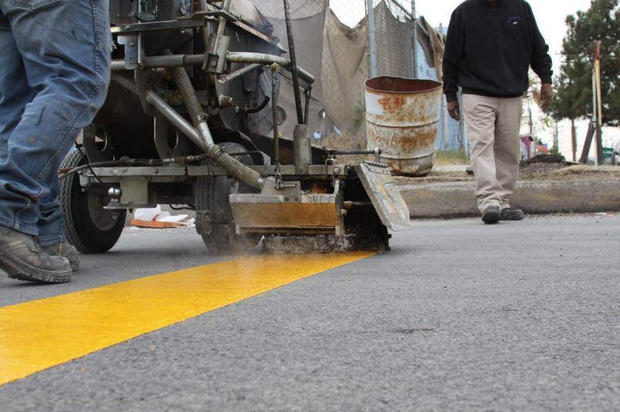 Realiza Control de Tráfico aplicación de pintura sobre la calle Parral ...