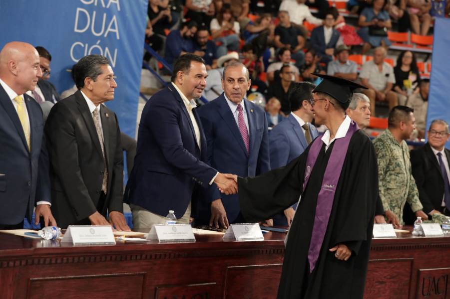 Más de 400 nuevos profesionistas egresan de la UACJ - Asiescomo.com.mx