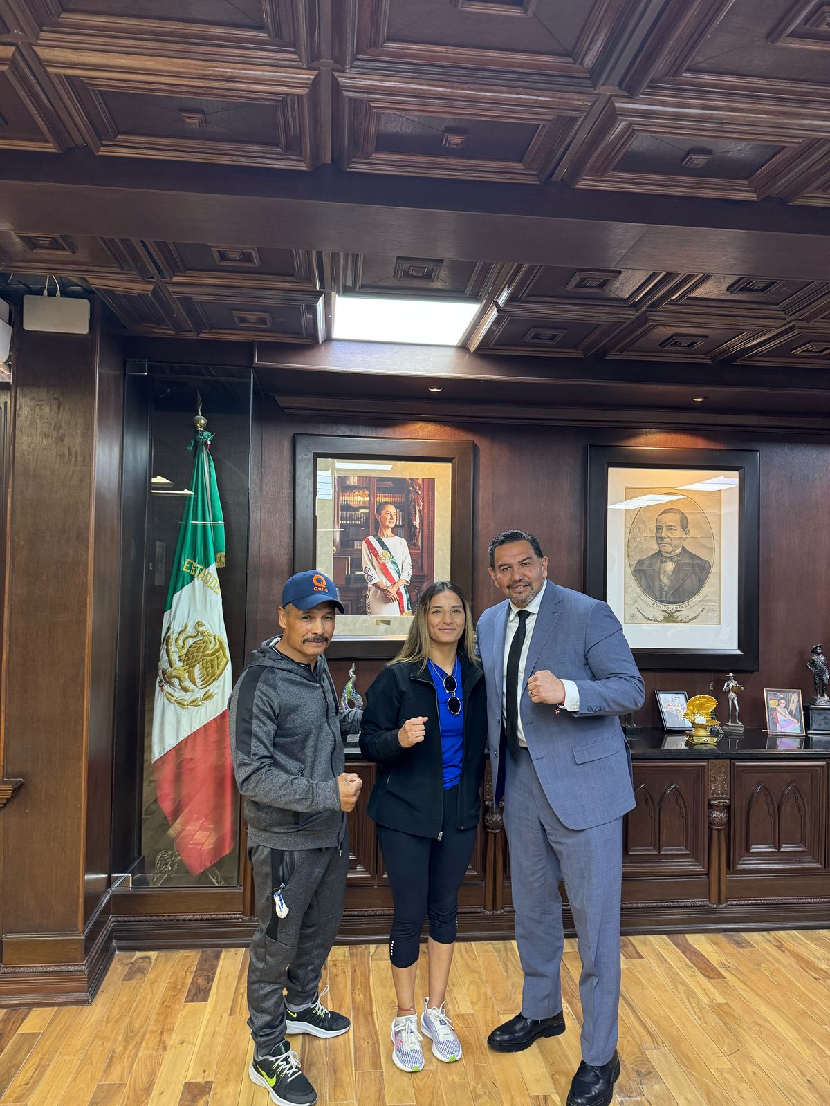 Recibe alcalde visita de la boxeadora Mirna Sánchez. - Asiescomo.com.mx