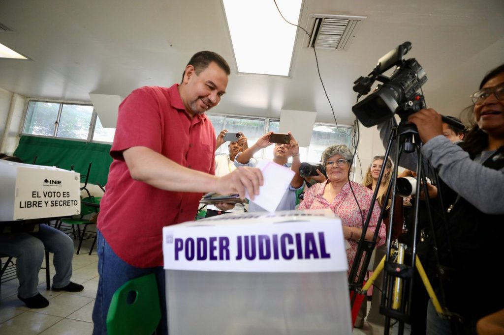 Pueden votantes entrar con guía a las casillas. - Asiescomo.com.mx