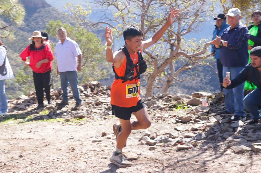 Se coronan corredores Rarámuri en los 63K del Ultra Maratón de los ...